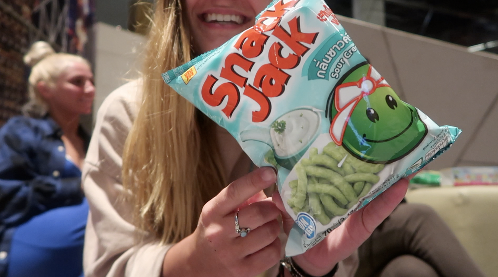 TASTE TESTING THAI SNACKS :: 11 HOUR LAYOVER